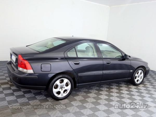 Black Volvo S60 2004 in Tallinn, with an engine capacity of 2.40 L and mileage of 269 thousand km for 1499 €, photo 3 on AUTOMOTO.COM.LV