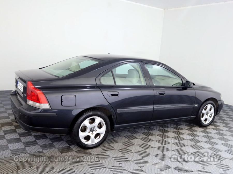 Black Volvo S60 2004 in Tallinn, with an engine capacity of 2.40 L and mileage of 269 thousand km for 1499 €, photo 3 on AUTOMOTO.COM.LV
