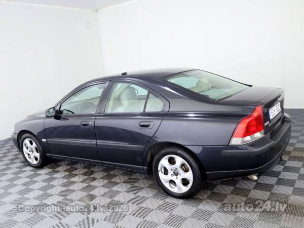 Black Volvo S60 2004 in Tallinn, with an engine capacity of 2.40 L and mileage of 269 thousand km for 1499 €, photo 4 on AUTOMOTO.COM.LV