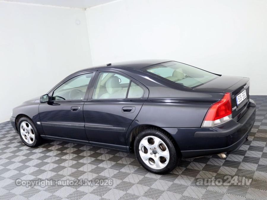 Black Volvo S60 2004 in Tallinn, with an engine capacity of 2.40 L and mileage of 269 thousand km for 1499 €, photo 4 on AUTOMOTO.COM.LV