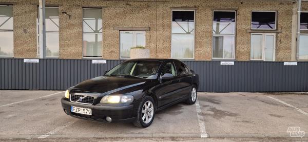 Black Volvo S60 2004 in Alytus, with an engine capacity of 2.40 L and mileage of 316 thousand km for 1490 €, photo 1 on AUTOMOTO.COM.LV