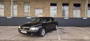 Melns Volvo S60 2004 Alīta, ar dzinēja tilpumu 2.40 L un nobraukumu 316 tūkst. km par 1490 €, foto  vietnē AUTOMOTO.COM.LV