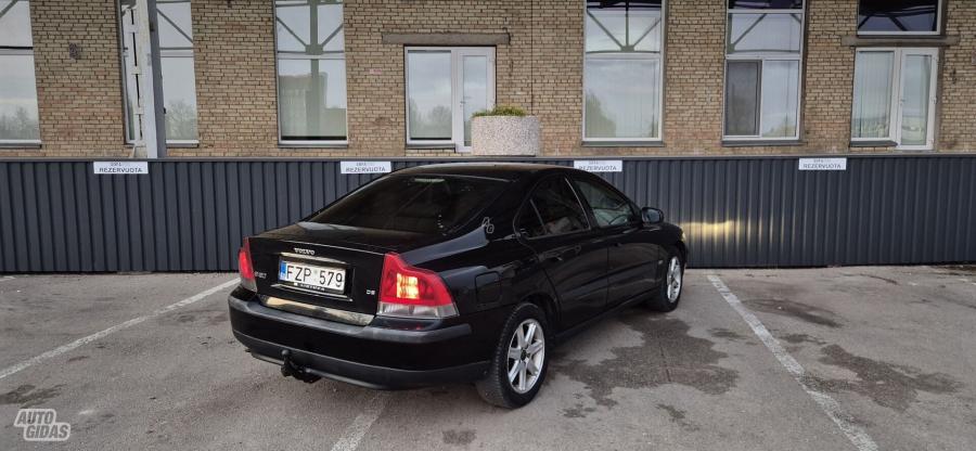 Melns Volvo S60 2004 Alīta, ar dzinēja tilpumu 2.40 L un nobraukumu 316 tūkst. km par 1490 €, foto 6 vietnē AUTOMOTO.COM.LV
