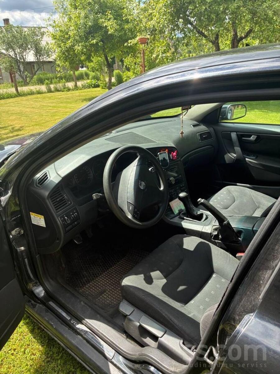 Melns Volvo S60 2004 Rēzekne, ar dzinēja tilpumu 2.40 L un nobraukumu 406 tūkst. km par 1000 €, foto 4 vietnē AUTOMOTO.COM.LV
