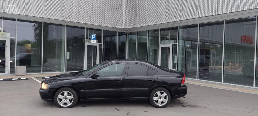 Black Volvo S60 2004 in Alytus, with an engine capacity of 2.40 L and mileage of 349 thousand km for 1490 €, photo 3 on AUTOMOTO.COM.LV