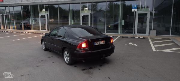 Melns Volvo S60 2004 Alīta, ar dzinēja tilpumu 2.40 L un nobraukumu 349 tūkst. km par 1490 €, foto 3 vietnē AUTOMOTO.COM.LV