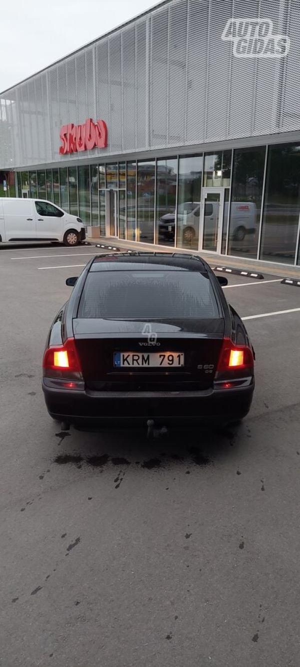 Melns Volvo S60 2004 Alīta, ar dzinēja tilpumu 2.40 L un nobraukumu 349 tūkst. km par 1490 €, foto 4 vietnē AUTOMOTO.COM.LV
