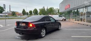 Black Volvo S60 2004 in Alytus, with an engine capacity of 2.40 L and mileage of 349 thousand km for 1490 €, photo 6 on AUTOMOTO.COM.LV