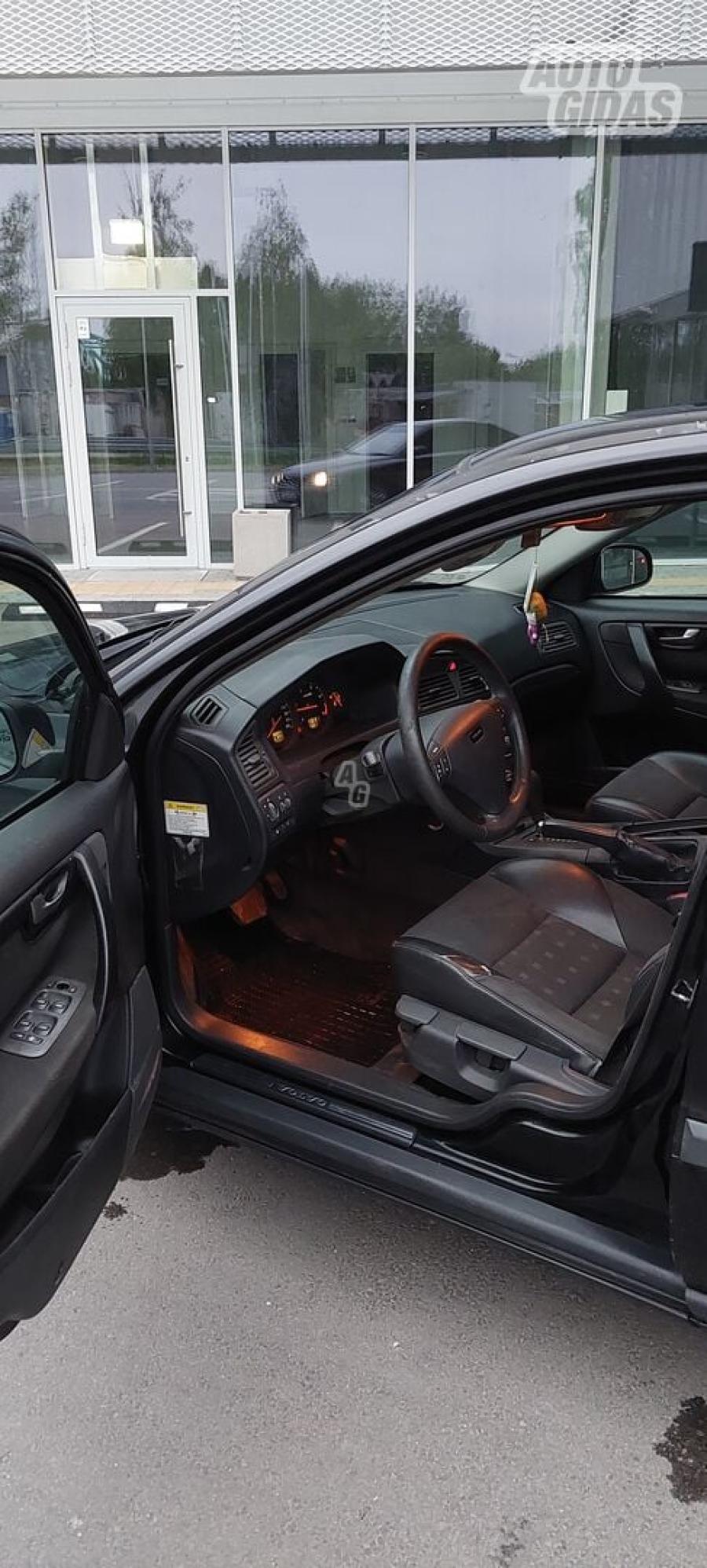 Black Volvo S60 2004 in Alytus, with an engine capacity of 2.40 L and mileage of 349 thousand km for 1490 €, photo 9 on AUTOMOTO.COM.LV
