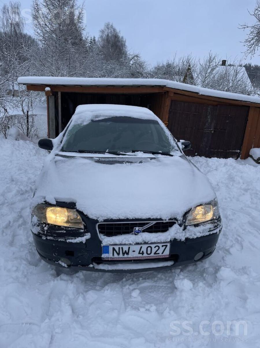 Black Volvo S60 2004 in Kraslava, with an engine capacity of 2.40 L and mileage of 335 thousand km for 480 €, photo 3 on AUTOMOTO.COM.LV