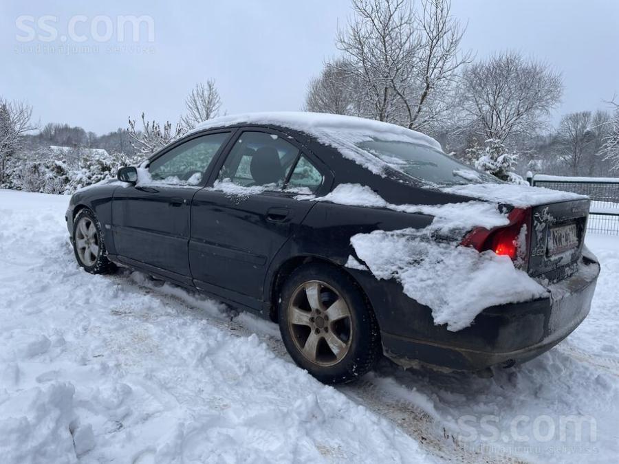 Black Volvo S60 2004 in Kraslava, with an engine capacity of 2.40 L and mileage of 335 thousand km for 480 €, photo 8 on AUTOMOTO.COM.LV