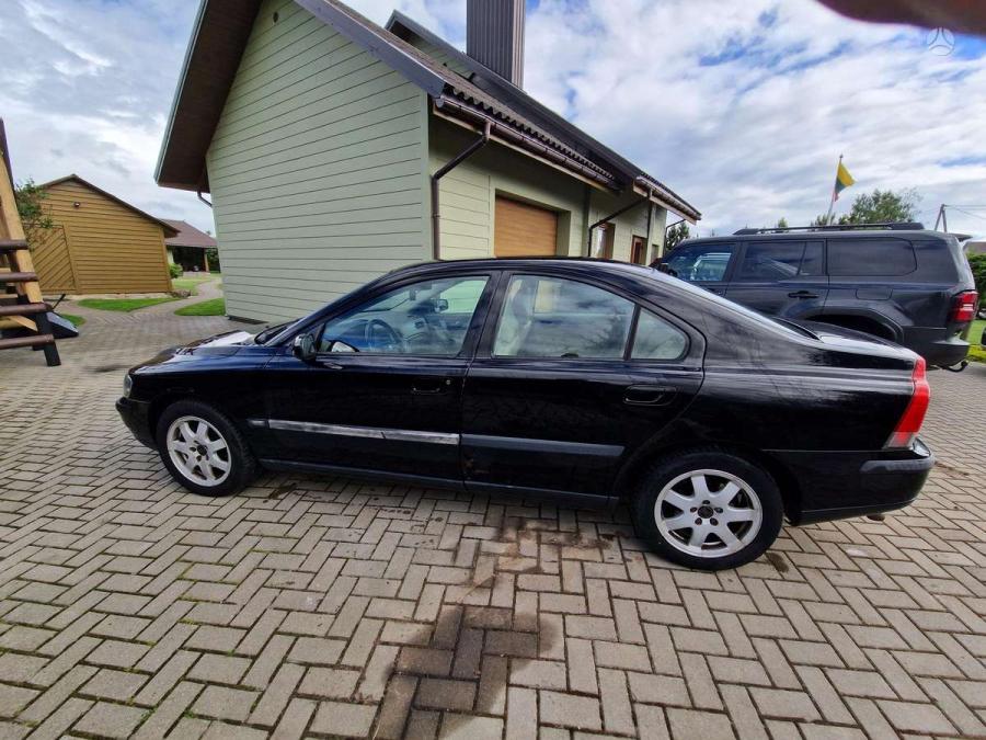 Melns Volvo S60 2004 Kėdainiai, ar dzinēja tilpumu 2.40 L un nobraukumu 498 tūkst. km par 490 €, foto 1 vietnē AUTOMOTO.COM.LV