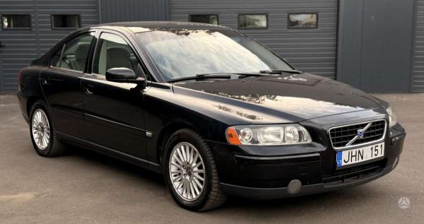 Black Volvo S60 2004 in Vilnius, with an engine capacity of 2.44 L and mileage of 345 thousand km for 1200 €, photo 2 on AUTOMOTO.COM.LV