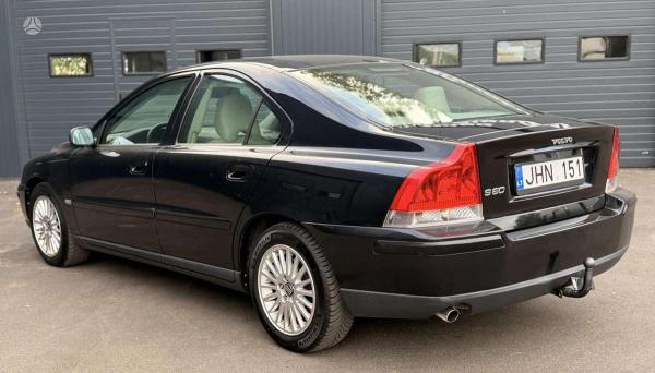 Black Volvo S60 2004 in Vilnius, with an engine capacity of 2.44 L and mileage of 345 thousand km for 1200 €, photo 4 on AUTOMOTO.COM.LV