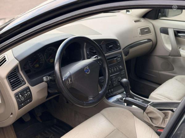 Melns Volvo S60 2004 Viļņa, ar dzinēja tilpumu 2.44 L un nobraukumu 345 tūkst. km par 1200 €, foto 6 vietnē AUTOMOTO.COM.LV