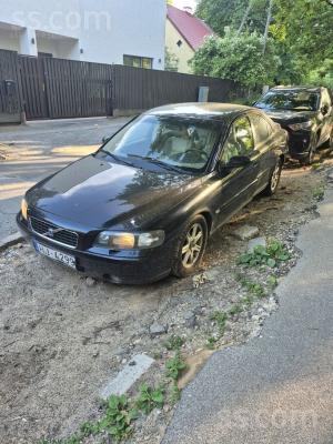 Black Volvo S60 2004 in Riga, with an engine capacity of 2.40 L and mileage of 440 thousand km for 700 €, photo  on AUTOMOTO.COM.LV