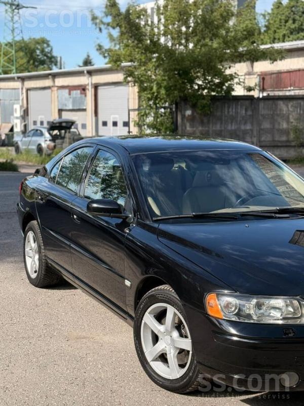 Melns Volvo S60 2004 Rīga, ar dzinēja tilpumu 2.40 L un nobraukumu 375 tūkst. km par 2600 €, foto 1 vietnē AUTOMOTO.COM.LV
