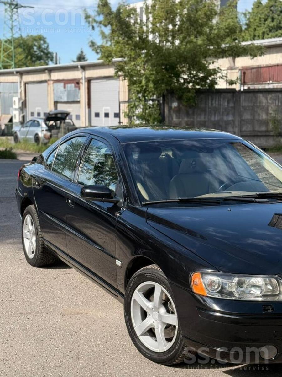 Black Volvo S60 2004 in Riga, with an engine capacity of 2.40 L and mileage of 375 thousand km for 2600 €, photo 1 on AUTOMOTO.COM.LV