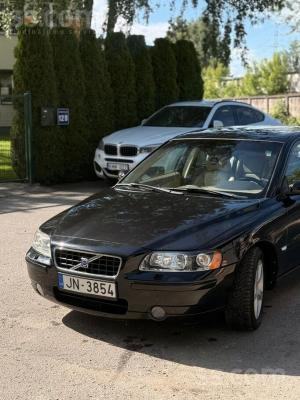 Black Volvo S60 2004 in Riga, with an engine capacity of 2.40 L and mileage of 375 thousand km for 2600 €, photo 3 on AUTOMOTO.COM.LV