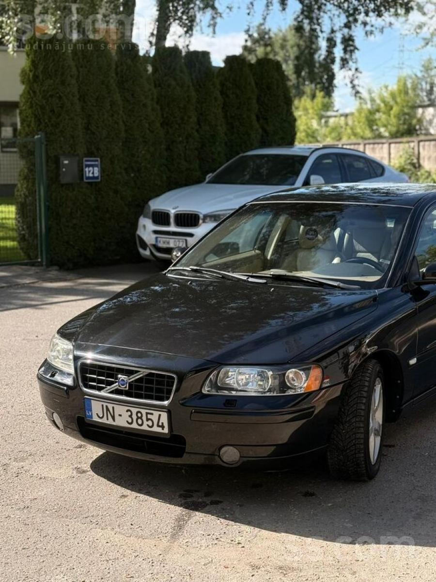 Black Volvo S60 2004 in Riga, with an engine capacity of 2.40 L and mileage of 375 thousand km for 2600 €, photo 3 on AUTOMOTO.COM.LV