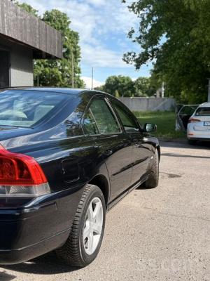 Black Volvo S60 2004 in Riga, with an engine capacity of 2.40 L and mileage of 375 thousand km for 2600 €, photo 4 on AUTOMOTO.COM.LV
