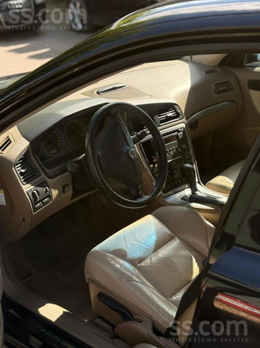 Black Volvo S60 2004 in Riga, with an engine capacity of 2.40 L and mileage of 375 thousand km for 2600 €, photo 6 on AUTOMOTO.COM.LV