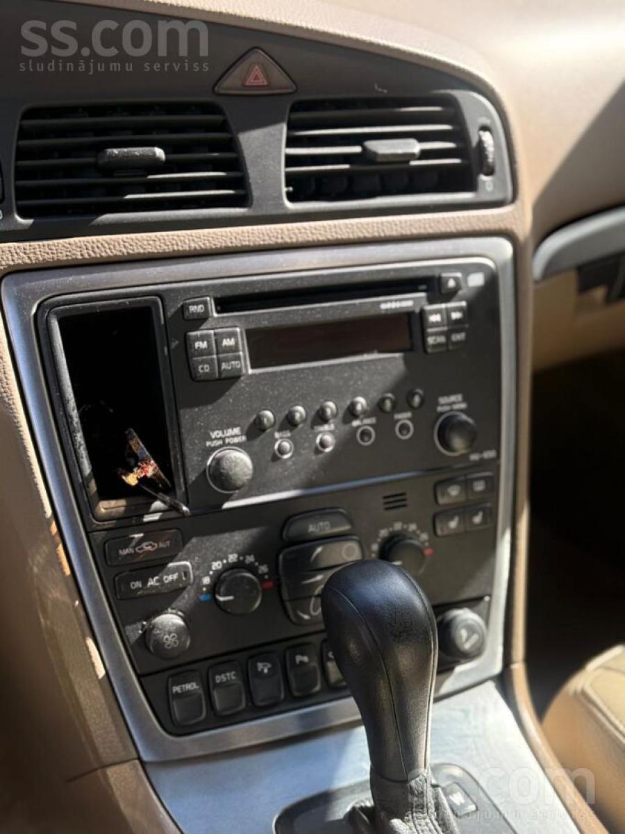Black Volvo S60 2004 in Riga, with an engine capacity of 2.40 L and mileage of 375 thousand km for 2600 €, photo 10 on AUTOMOTO.COM.LV