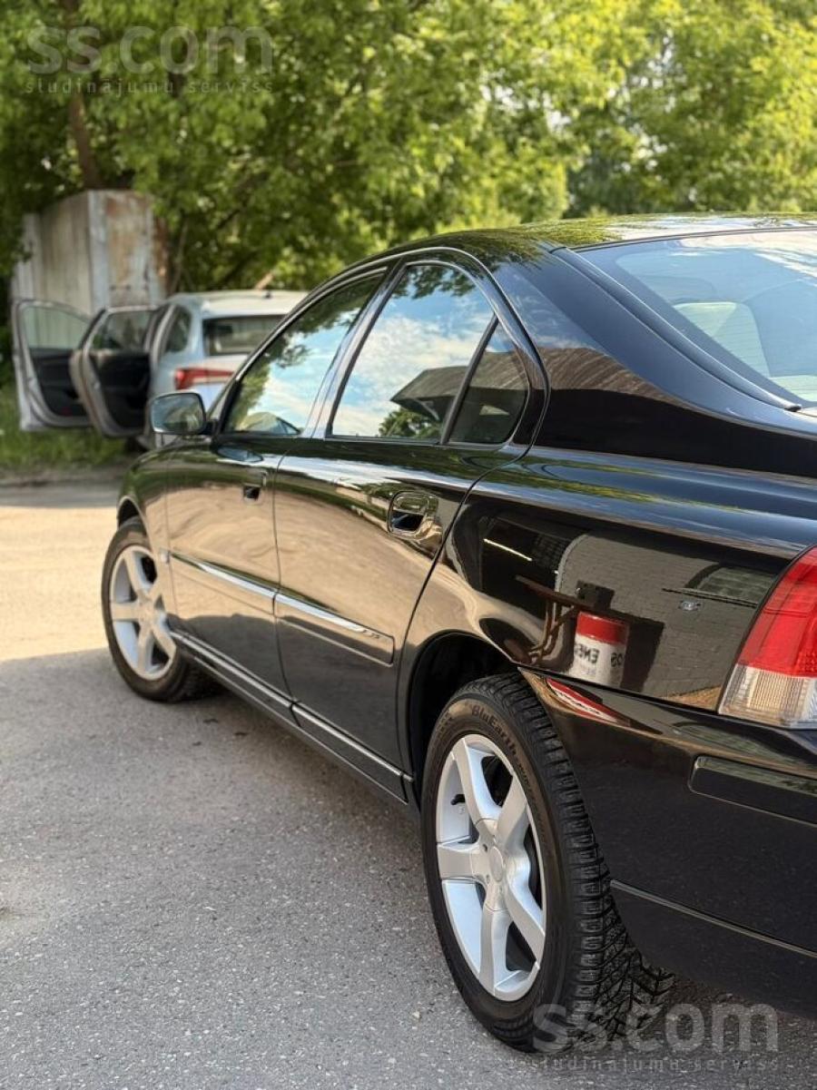 Black Volvo S60 2004 in Riga, with an engine capacity of 2.40 L and mileage of 375 thousand km for 2600 €, photo 13 on AUTOMOTO.COM.LV