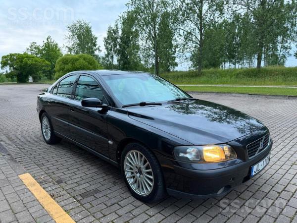 Melns Volvo S60 2004 Tukums, ar dzinēja tilpumu 2.40 L un nobraukumu 327 tūkst. km par 2000 €, foto 1 vietnē AUTOMOTO.COM.LV