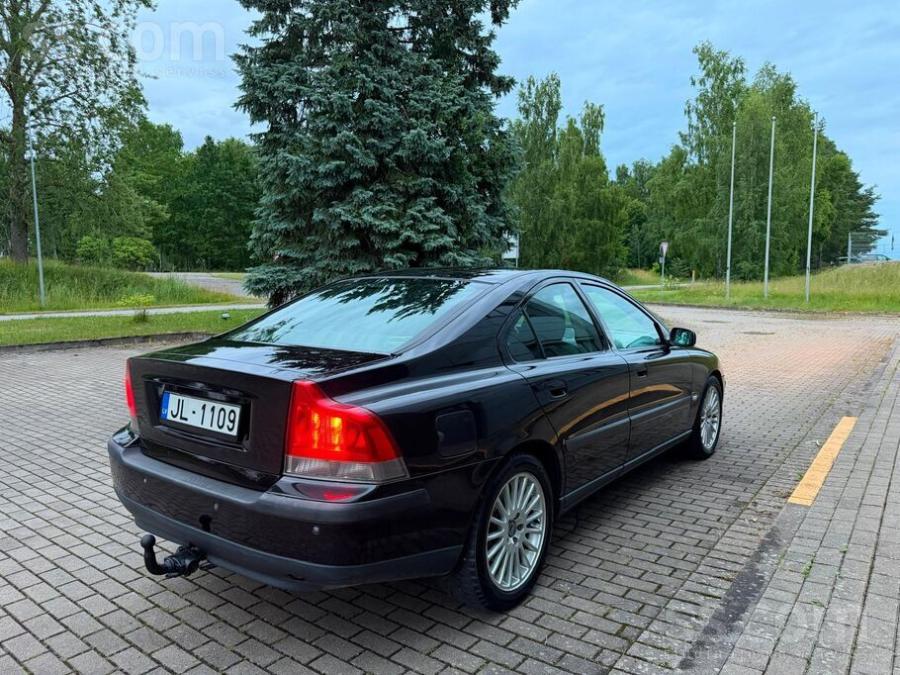 Melns Volvo S60 2004 Tukums, ar dzinēja tilpumu 2.40 L un nobraukumu 327 tūkst. km par 2000 €, foto 3 vietnē AUTOMOTO.COM.LV