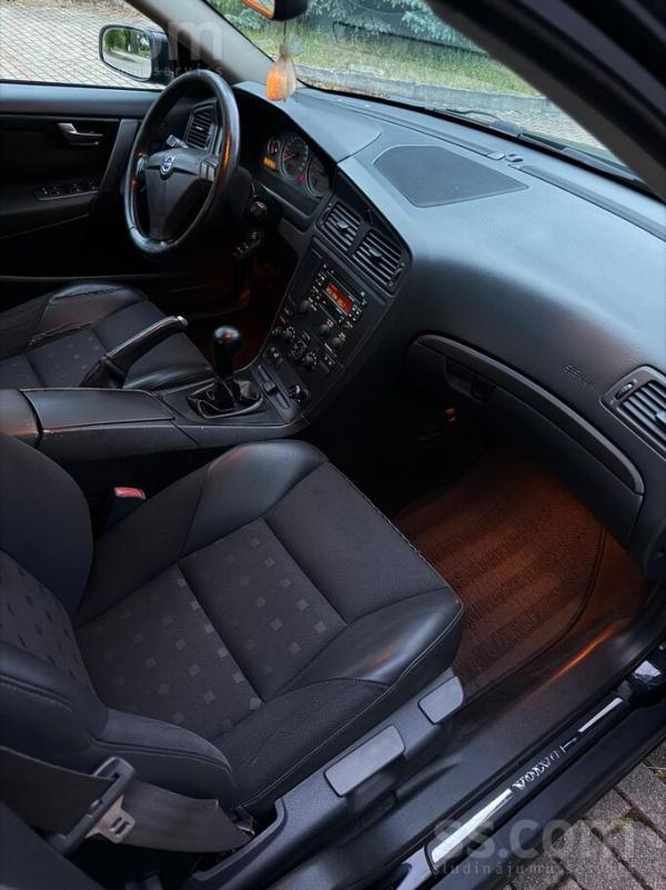 Melns Volvo S60 2004 Tukums, ar dzinēja tilpumu 2.40 L un nobraukumu 327 tūkst. km par 2000 €, foto 5 vietnē AUTOMOTO.COM.LV