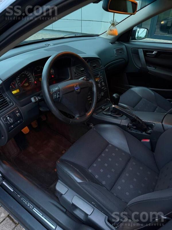 Melns Volvo S60 2004 Tukums, ar dzinēja tilpumu 2.40 L un nobraukumu 327 tūkst. km par 2000 €, foto 6 vietnē AUTOMOTO.COM.LV