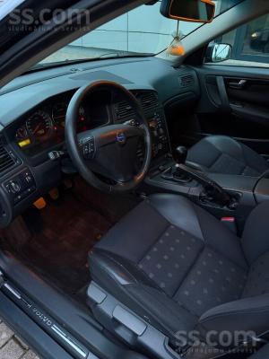 Melns Volvo S60 2004 Tukums, ar dzinēja tilpumu 2.40 L un nobraukumu 327 tūkst. km par 2000 €, foto 7 vietnē AUTOMOTO.COM.LV