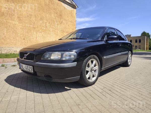 Черный Вольво С60 2004 в Даугавпилс, объемом двигателя 2.40 л и пробегом 280 тыс. км за 2350 €, фото 1 на AUTOMOTO.COM.LV