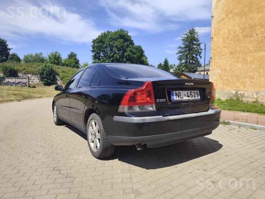 Melns Volvo S60 2004 Daugavpils, ar dzinēja tilpumu 2.40 L un nobraukumu 280 tūkst. km par 2350 €, foto 4 vietnē AUTOMOTO.COM.LV