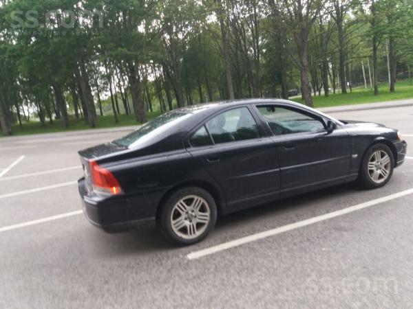 Melns Volvo S60 2004 Alūksne, ar dzinēja tilpumu 2.40 L un nobraukumu 282 tūkst. km par 2100 €, foto 1 vietnē AUTOMOTO.COM.LV