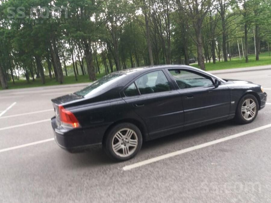 Black Volvo S60 2004 in Aluksne, with an engine capacity of 2.40 L and mileage of 282 thousand km for 2100 €, photo 1 on AUTOMOTO.COM.LV