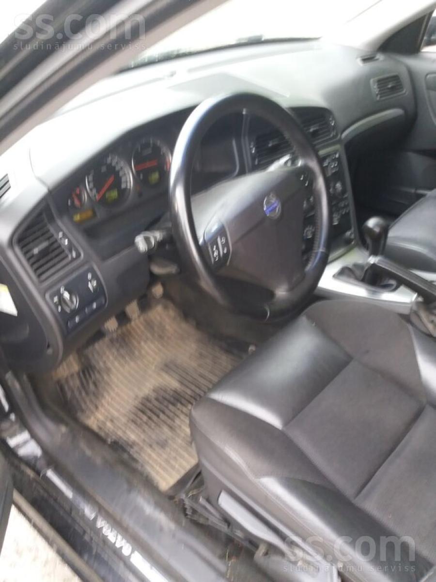 Black Volvo S60 2004 in Aluksne, with an engine capacity of 2.40 L and mileage of 282 thousand km for 2100 €, photo 3 on AUTOMOTO.COM.LV