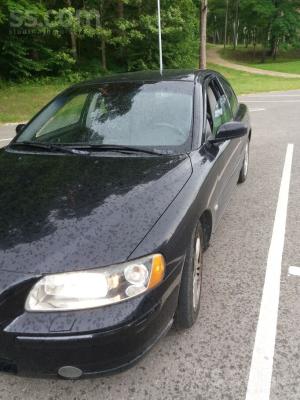 Black Volvo S60 2004 in Aluksne, with an engine capacity of 2.40 L and mileage of 282 thousand km for 2100 €, photo 4 on AUTOMOTO.COM.LV
