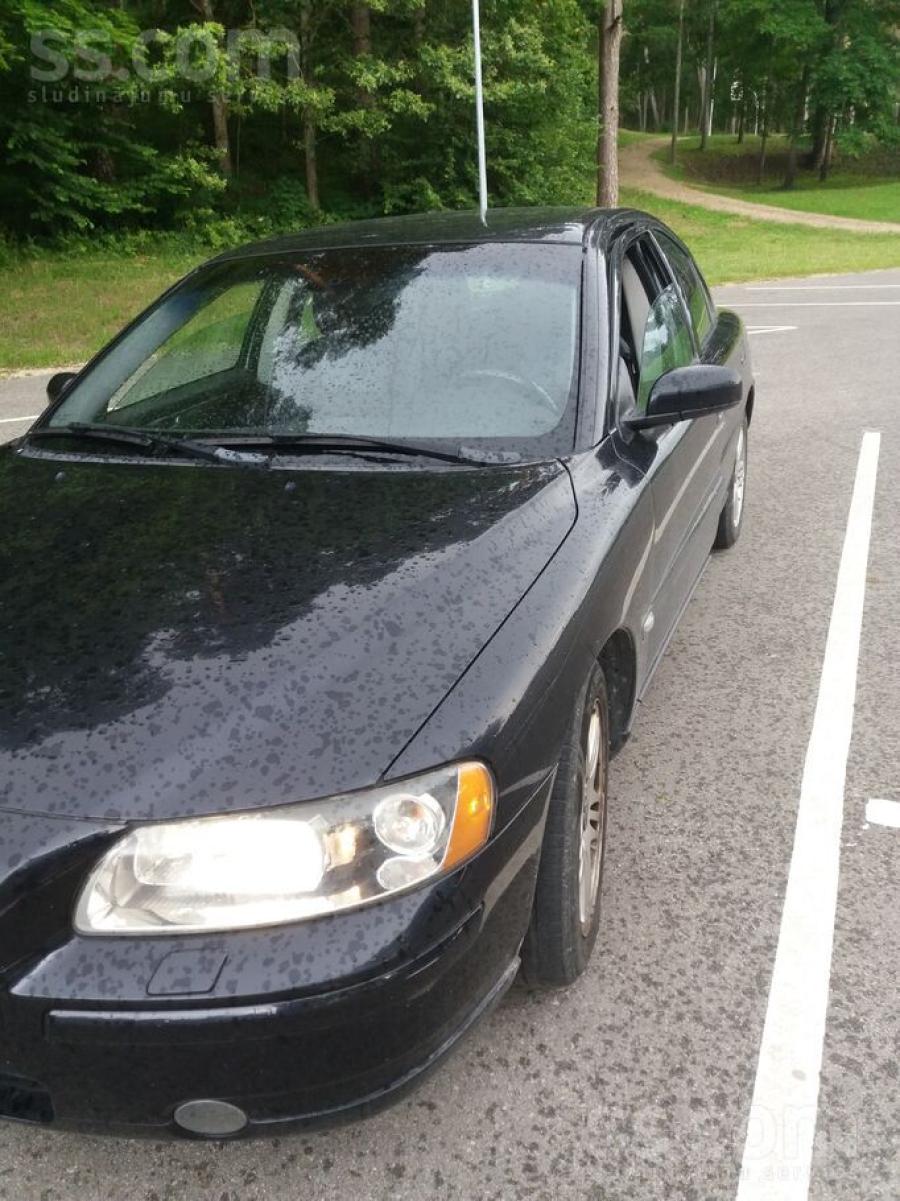 Black Volvo S60 2004 in Aluksne, with an engine capacity of 2.40 L and mileage of 282 thousand km for 2100 €, photo 4 on AUTOMOTO.COM.LV