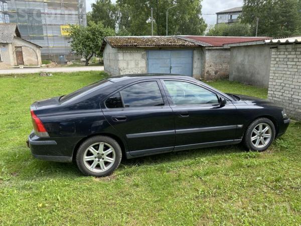 Black Volvo S60 2004 in Tukums, with an engine capacity of 2.40 L and mileage of 344 thousand km for 1550 €, photo 2 on AUTOMOTO.COM.LV