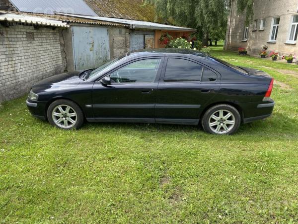 Black Volvo S60 2004 in Tukums, with an engine capacity of 2.40 L and mileage of 344 thousand km for 1550 €, photo 3 on AUTOMOTO.COM.LV