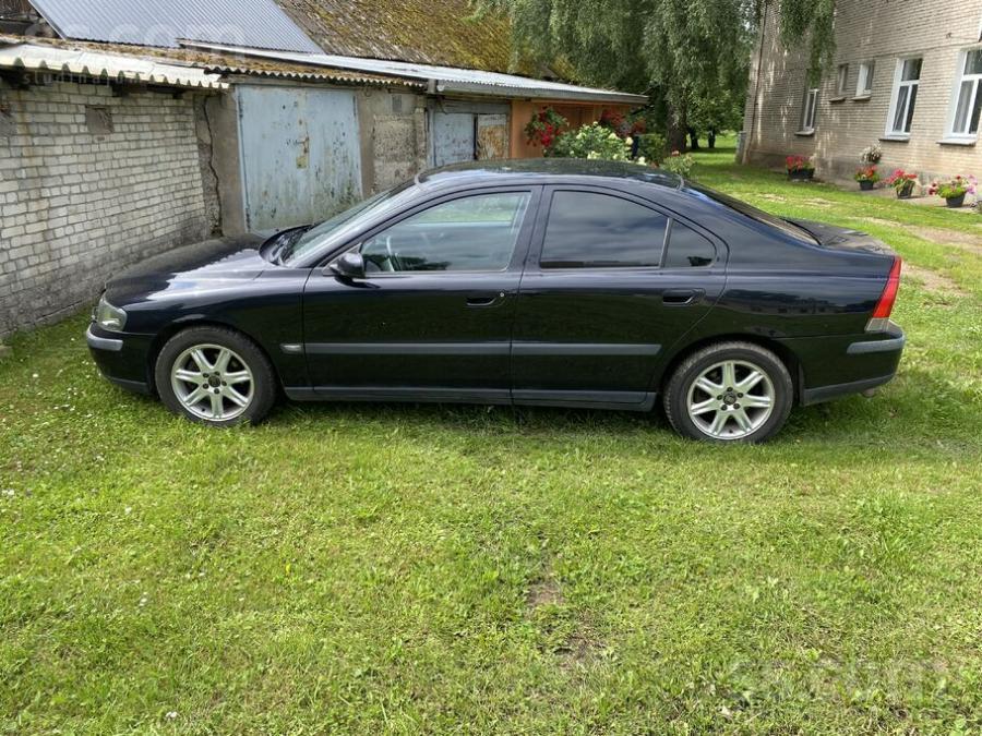 Black Volvo S60 2004 in Tukums, with an engine capacity of 2.40 L and mileage of 344 thousand km for 1550 €, photo 4 on AUTOMOTO.COM.LV