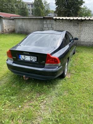 Black Volvo S60 2004 in Tukums, with an engine capacity of 2.40 L and mileage of 344 thousand km for 1550 €, photo 5 on AUTOMOTO.COM.LV