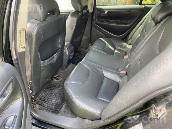 Black Volvo S60 2004 in Tukums, with an engine capacity of 2.40 L and mileage of 344 thousand km for 1550 €, photo 5 on AUTOMOTO.COM.LV