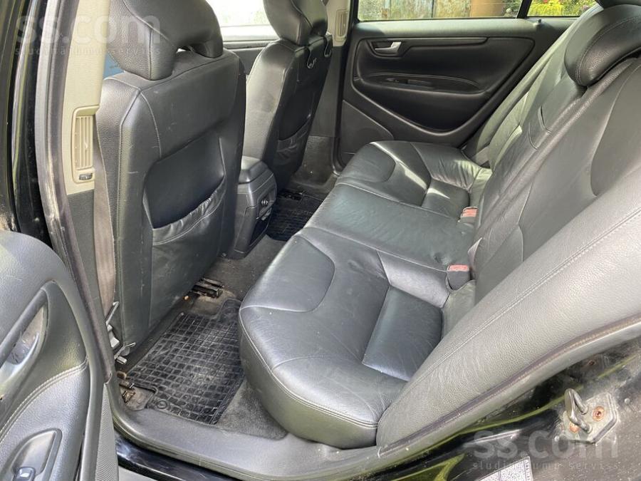 Black Volvo S60 2004 in Tukums, with an engine capacity of 2.40 L and mileage of 344 thousand km for 1550 €, photo 6 on AUTOMOTO.COM.LV