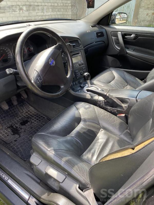 Black Volvo S60 2004 in Tukums, with an engine capacity of 2.40 L and mileage of 344 thousand km for 1550 €, photo 6 on AUTOMOTO.COM.LV