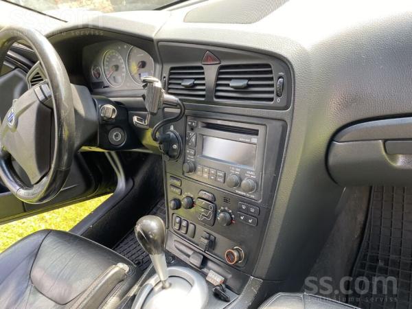 Black Volvo S60 2004 in Tukums, with an engine capacity of 2.40 L and mileage of 344 thousand km for 1550 €, photo 7 on AUTOMOTO.COM.LV