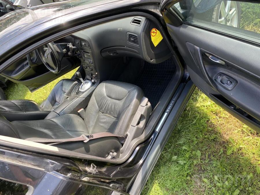 Black Volvo S60 2004 in Tukums, with an engine capacity of 2.40 L and mileage of 344 thousand km for 1550 €, photo 10 on AUTOMOTO.COM.LV