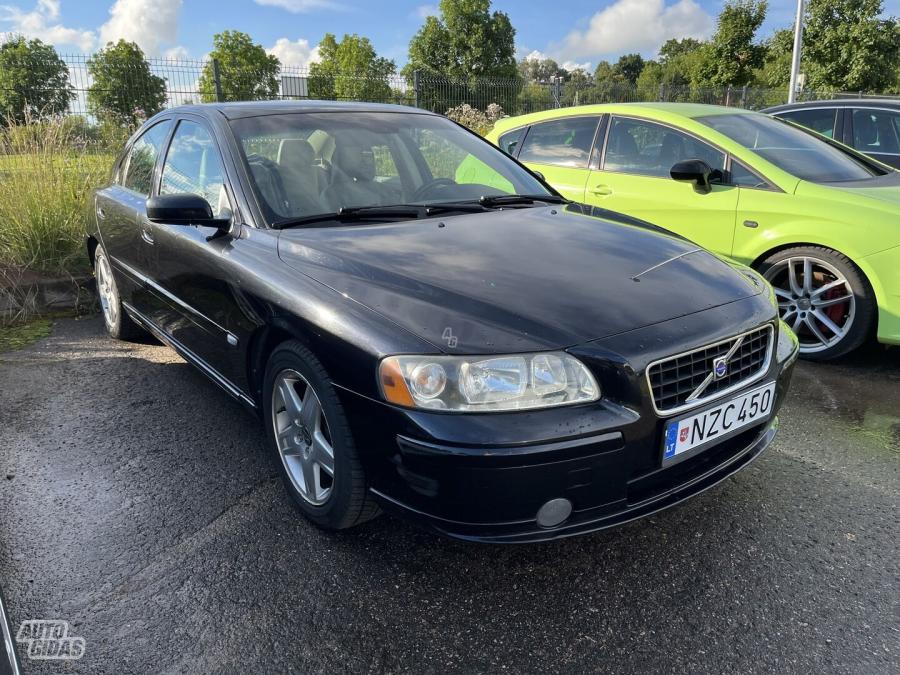 Black Volvo S60 2004 in Vilnius, with an engine capacity of 2.40 L and mileage of 261 thousand km for 1100 €, photo 1 on AUTOMOTO.COM.LV